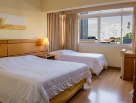 Quarto triplo luxo, várias camas, para não fumantes | Frigobar, escrivaninha, cortinas blackout, ferros/tábuas de passar roupa