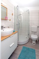 Apartamento Standard | Casa de banho | Um polibã, artigos de higiene pessoal grátis, um secador de cabelo 