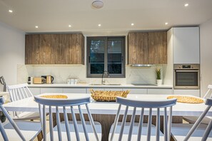 Um frigorífico/congelador grande, um micro-ondas, um forno 