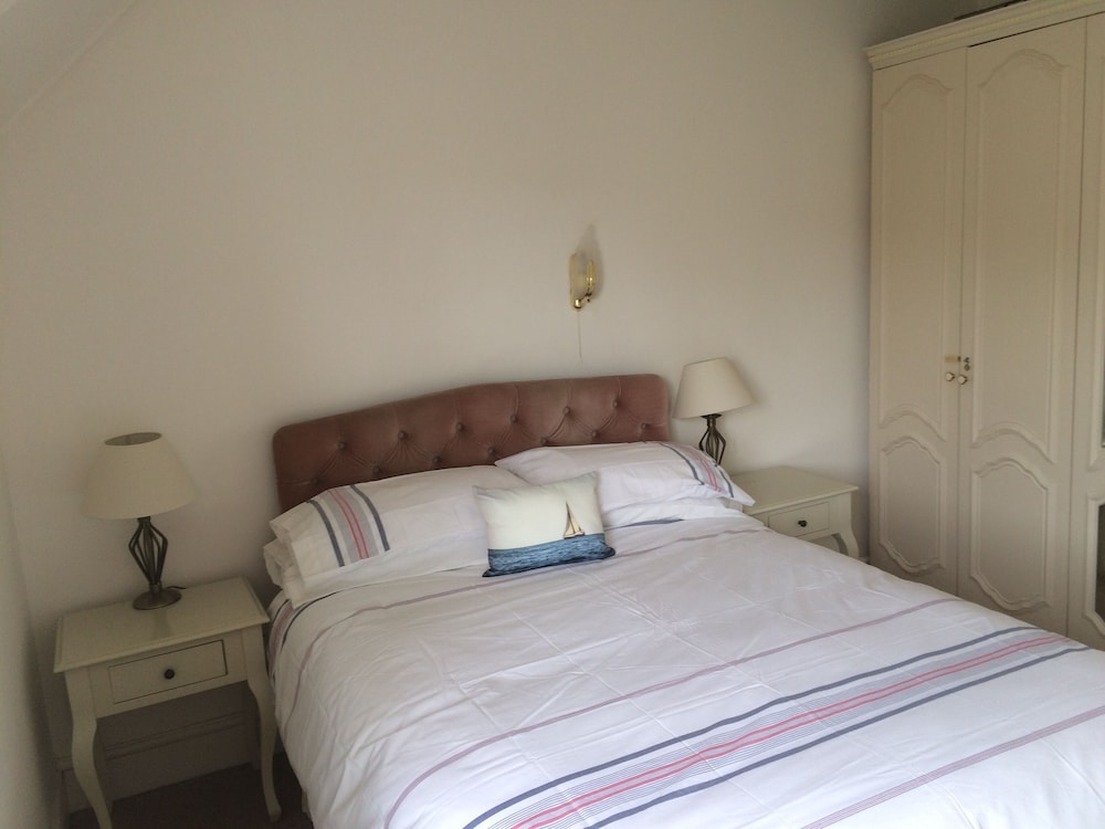 Ideal For Families, Quiet Spot, 4 Min Walk To Beach, Village, Pubs, Restaurants. - Beer