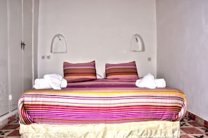 Quarto casal, 1 cama de casal ou 2 camas de solteiro, para não fumantes | Camas extras/dobráveis, Wi-Fi de cortesia, roupa de cama