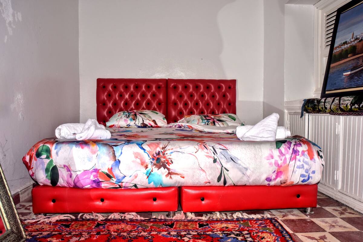 Quarto Duplo, 1 cama de casal ou 2 camas individuais, não fumadores | Camas desdobráveis/extra grátis, Wi-fi grátis, roupa de cama fornecida 
