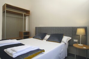 Cofre no quarto, secretária, cortinas/cortinados opacos 