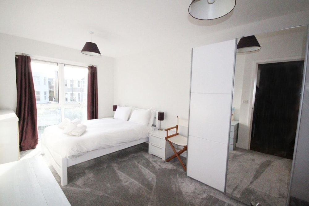 Pentewan Is A 2 Bedroom Coastal Apartment Overlooking Fistral Beach - Mawgan Porth