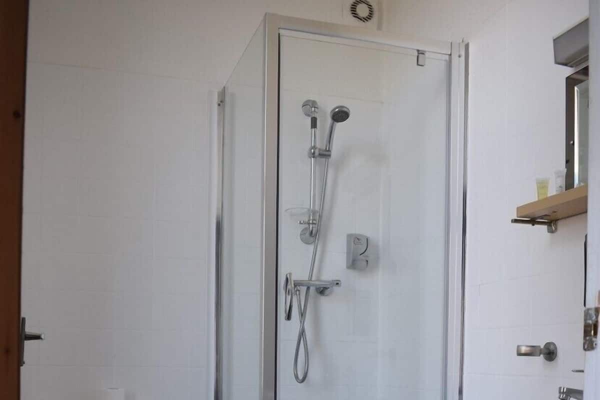 Quarto duplo | Escrivaninha, Wi-Fi de cortesia, roupa de cama
