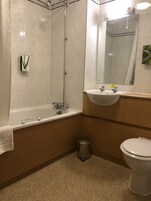 Quarto família, para não fumantes | Banheiro | Chuveiro/banheira combinados, produtos de toalete grátis