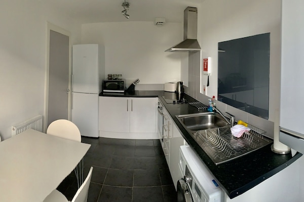 Apartamento, 2 quartos | Cozinha privada | Um frigorífico/congelador grande, um micro-ondas, um forno