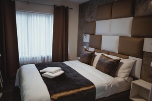 Quarto casal standard | Cortinas blackout, quartos à prova de som, ferros/tábuas de passar roupa