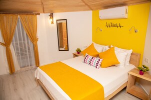 Quarto luxo | Frigobar, escrivaninha, espaço de trabalho para notebook