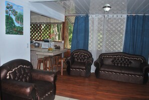 Casa, várias camas, não fumadores | Sala de estar | TV de ecrã plano 