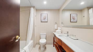 Uma combinação polibã/banheira, toalhas fornecidas