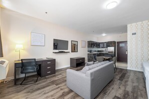 Suite, várias camas, não fumadores (Efficiency, 2 person sofabed) | Sala de estar | Televisor 