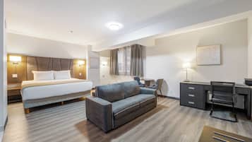 Suite, 1 cama king-size e sofá-cama, acessível, não fumadores (Efficiency, 2 person sofabed) | Sala de estar | Televisor