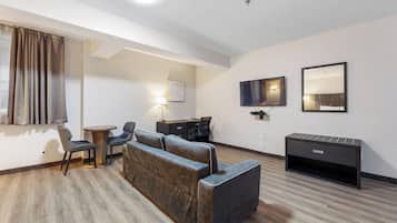 Suite, 1 cama king-size e sofá-cama, acessível, não fumadores (Efficiency, 2 person sofabed) | Sala de estar | Televisor