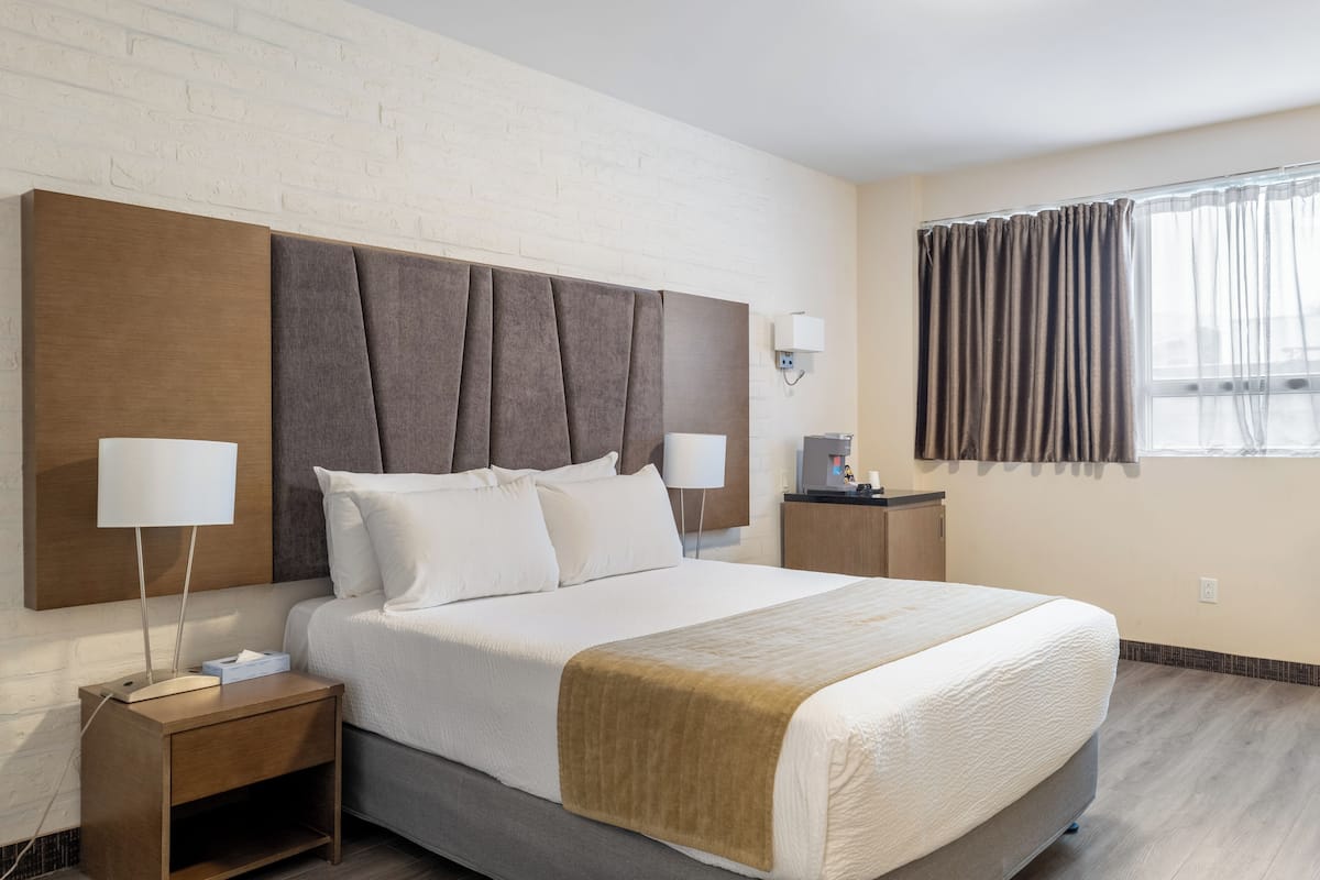 Quarto Standard, 1 cama queen-size, não fumadores | Secretária, secretária adequada para computadores portáteis