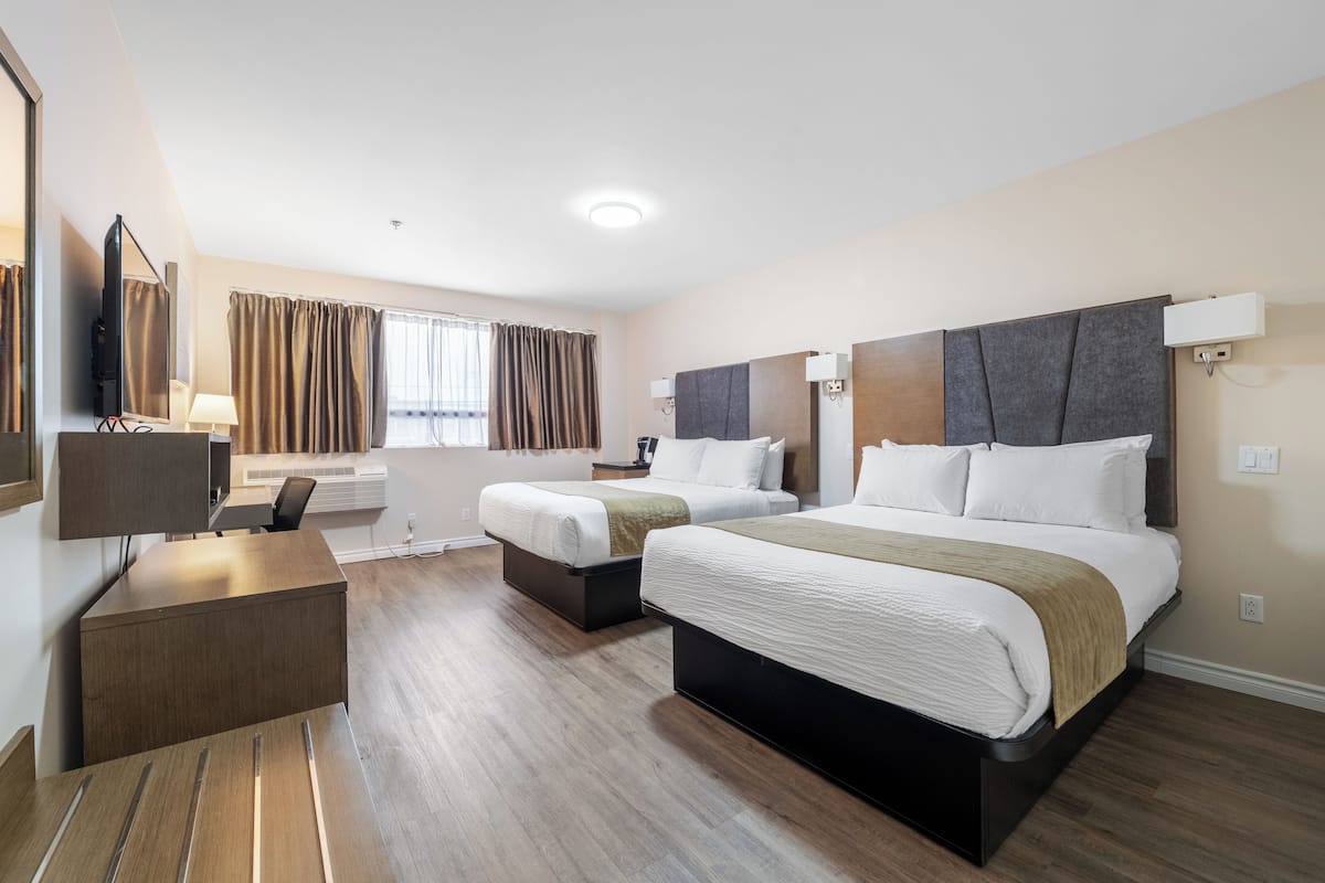 Quarto Standard, 2 camas queen-size, não fumadores | Secretária, secretária adequada para computadores portáteis