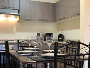 Apartamento, 2 quartos | Cozinha privada | Um frigorífico/congelador grande, um micro-ondas, um forno 