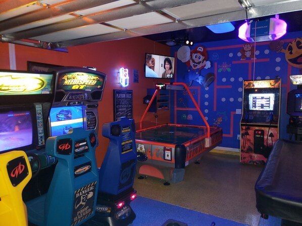 Full Arcade Room, Outdoor pool, 15 min. to Disney, Family friendly ...