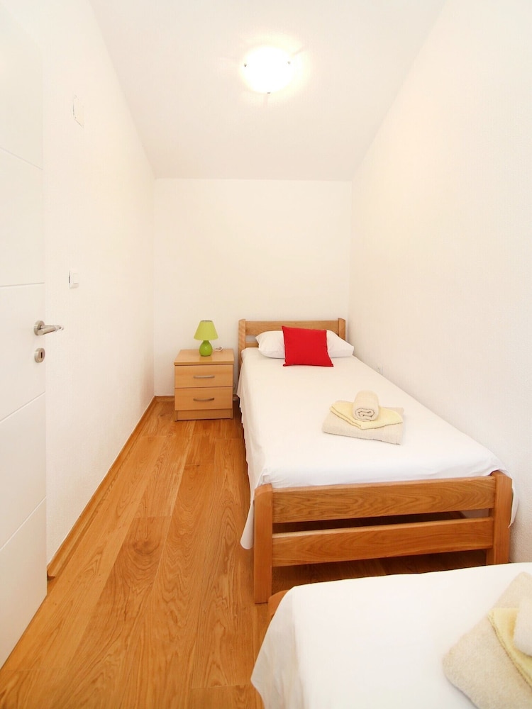 Ferienhaus Vicko, (15622), ŽEževica, Croatia - Brela