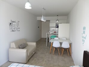 Apartamento Standard, 1 cama queen-size e sofá-cama, não fumadores, Vista para a cidade | Sala de estar | TV de ecrã plano 