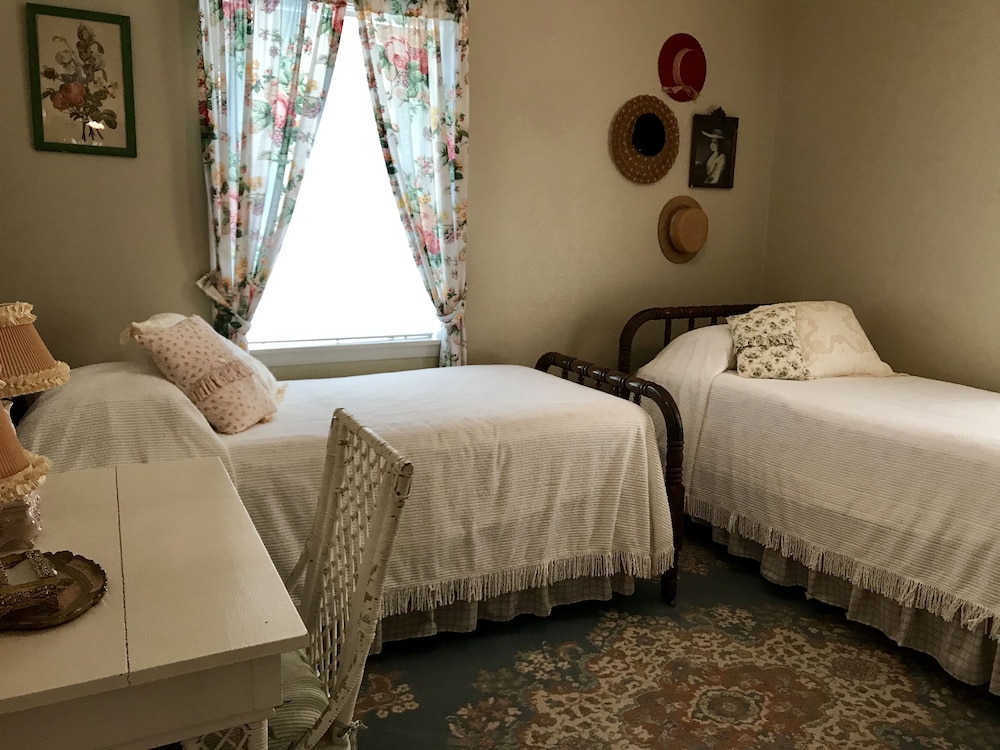 Bed And Breakfast In A Quiet Country Setting - Log Cabin, TX
