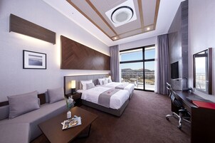 Edredões de penas, cofre no quarto, secretária 