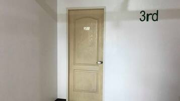 Corredor com uma porta identificada com o número '301' e uma placa na parede indicando '3º'.