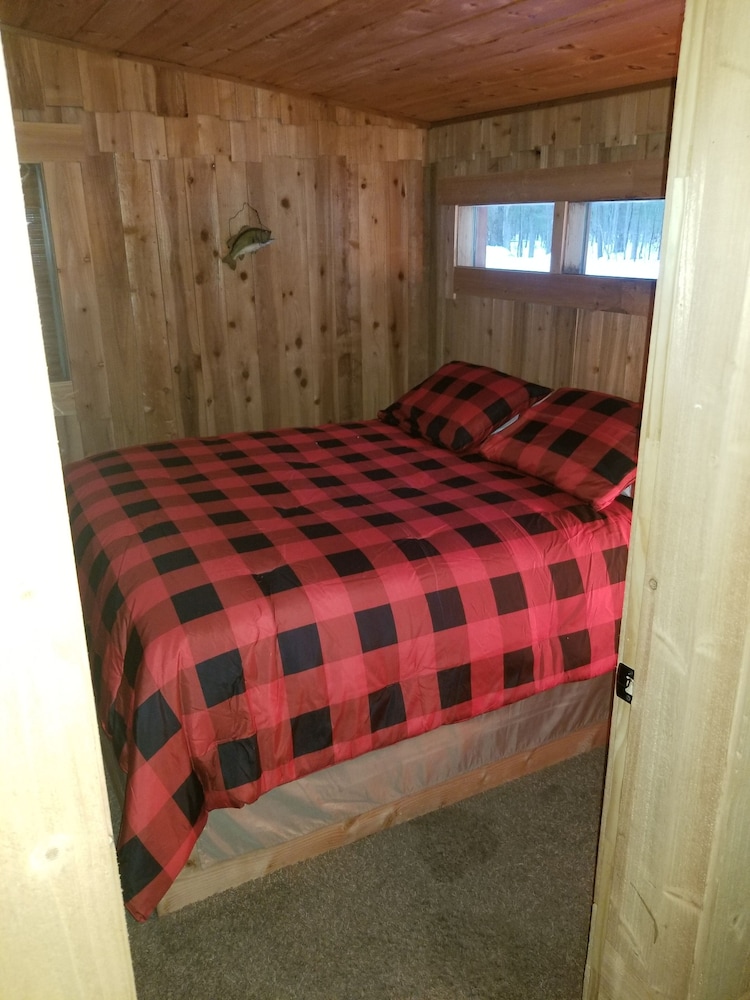Walhalla Sportsman's Cabin Near Rivers, Lakes, National Forest! Cable Tv-wifi - Michigan