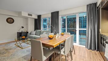 Apartamento premier, várias camas, sacada, vista para a cidade | Sala de jantar