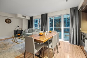 Apartamento premier, várias camas, sacada, vista para a cidade | Sala de jantar