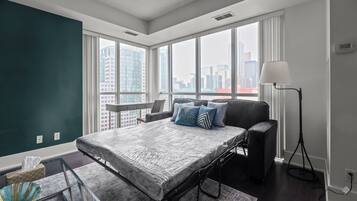 Apartamento premier, 1 quarto, cozinha, vista para a cidade | Escrivaninha, espaço de trabalho para notebook