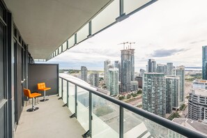 Apartamento superluxo, 1 quarto, cozinha, vista para o lago | Sacada