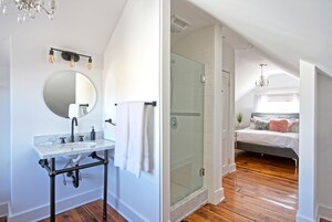 Penthouse Deluxe, 1 cama queen-size, não fumadores (Deluxe Suite) | Casa de banho | Um polibã, um chuveiro de hidromassagem