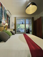 Quarto Superior, 1 cama king-size, terraço | Roupa de alta qualidade, camas de colchão pillowtop, cofre no quarto 