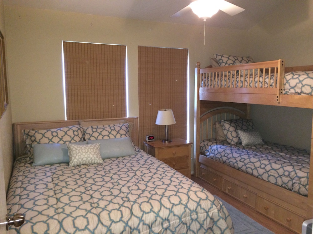 Katz Kozy Condo Poolside & Steps Away From Pier Townhouse Style 2br/2ba - Rockport, TX