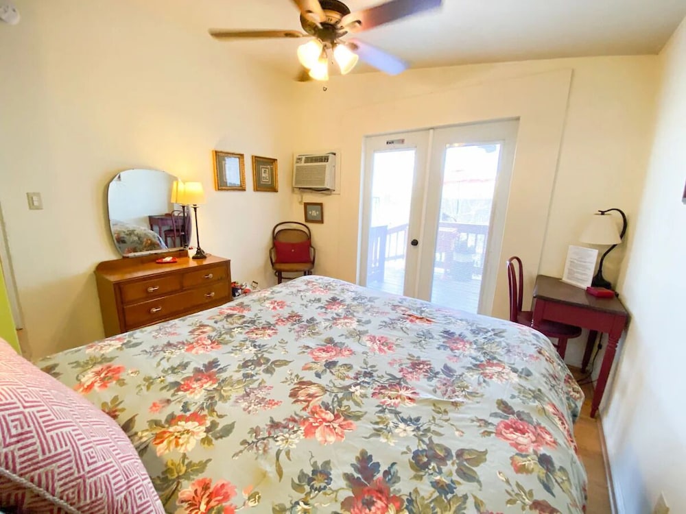 Gruene's Yellow Haus & Suite, Sleeps 1-14, Walk To Gruene Hall & River - New Braunfels, TX
