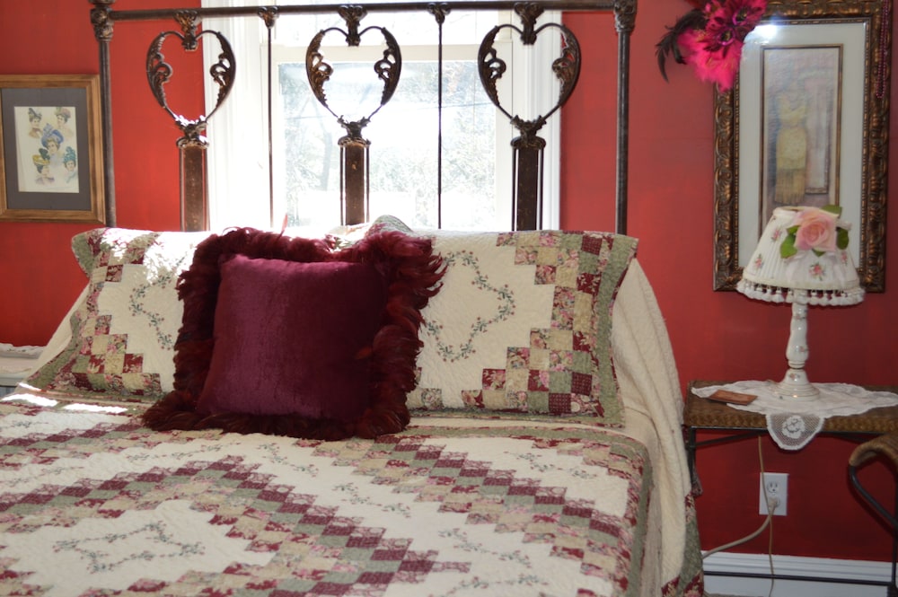 A Victorian Rose, Downtown, Hot Tub, Man Cave,couples, Families & Groups Welcome - Grass Valley, CA