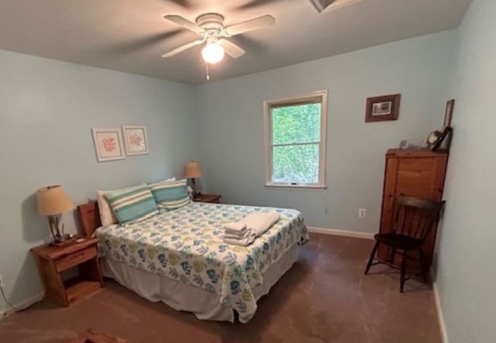 Waterfront Home On A Quiet Cove Mid-lake! 4 Kayaks, Hot Tub, And Dog Friendly! - Virginia Renaissance Faire