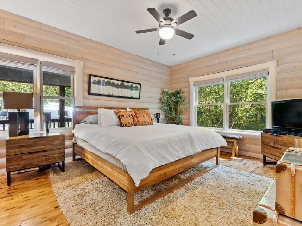 Private Cabin W/ Hot Tub, Fire Pit & River Views | Waya's Den - Three Oaks, MI