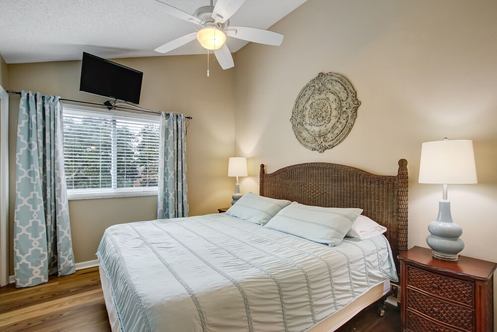 Pet Friendly | Forest Ridge Townhome | 5-7 Minute Walk To The Beach | Community Pool & Tennis Courts - Amelia Island, FL