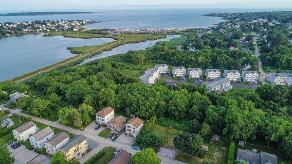 6 Bdrm Home In The Bonnet Shores Neighborhood! - Narragansett, RI