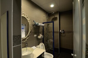 Quarto Quádruplo Deluxe, 1 quarto | Casa de banho | Um polibã, um secador de cabelo, chinelos, toalhas fornecidas 