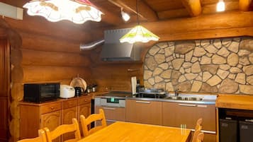 Casa de campo superluxo (Peter Pan, 14 Adults) | Cozinha privada | Geladeira, micro-ondas, fogão, cooktop