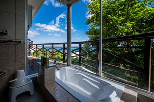 Villa, vista para o mar | Casa de banho | Um polibã e uma banheira separados, uma banheira de imersão total 