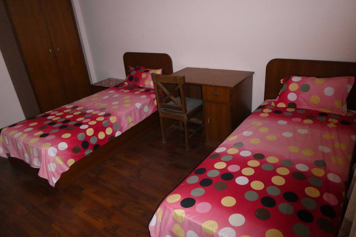 Quarto Duplo Standard, 2 camas individuais, não fumadores, Vista para a cidade | Quartos insonorizados, ferro/tábua de engomar