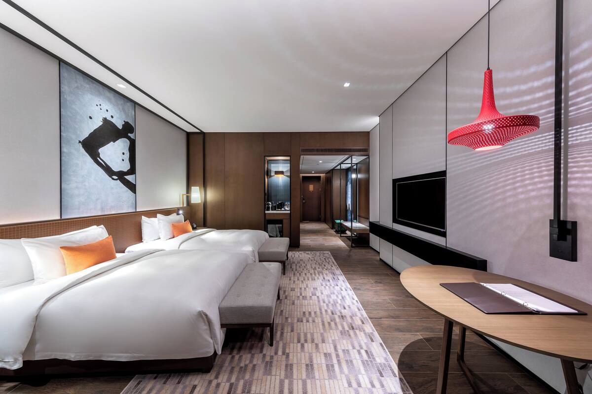 Minibar, cofre no quarto, secretária 