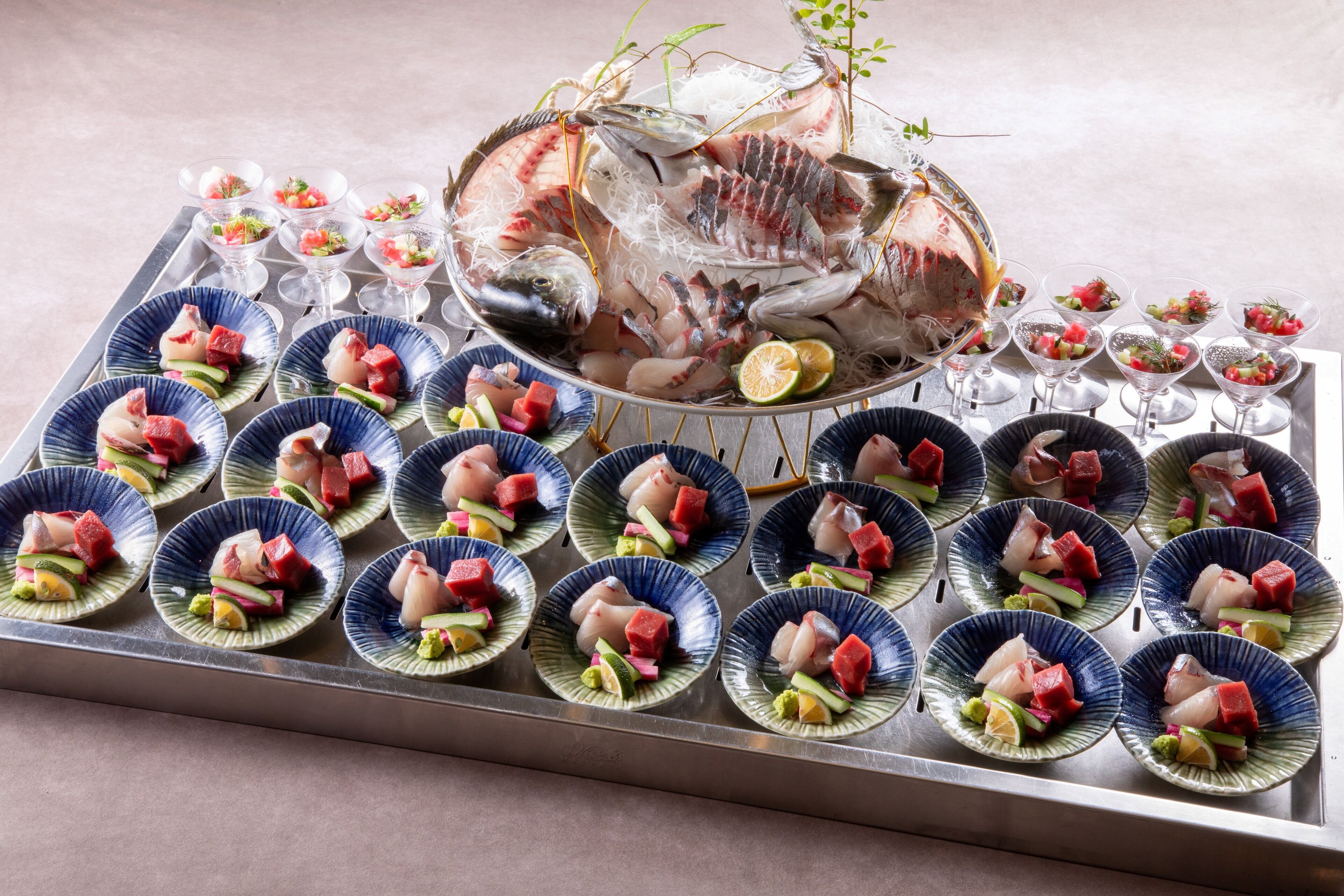 Uma seleção de frutos do mar com vários peixes e mariscos dispostos numa bandeja.