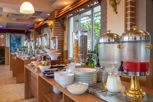 Café da manhã com buffet todos os dias mediante uma taxa