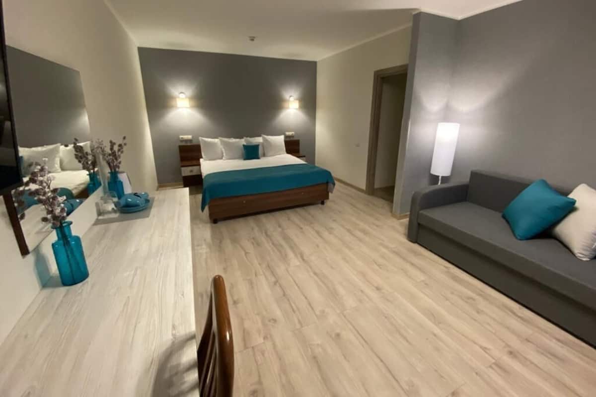 Quarto de Luxo, várias camas | Sala | TV de ecrã plano