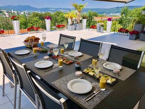 Pequenos-almoços, almoços, jantares servidos, com vista para o jardim 